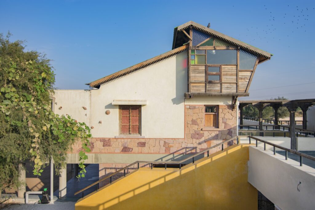 The Mud House - (Katchi Kothi) and Anangpur, Faridabad by Kamath Design ...