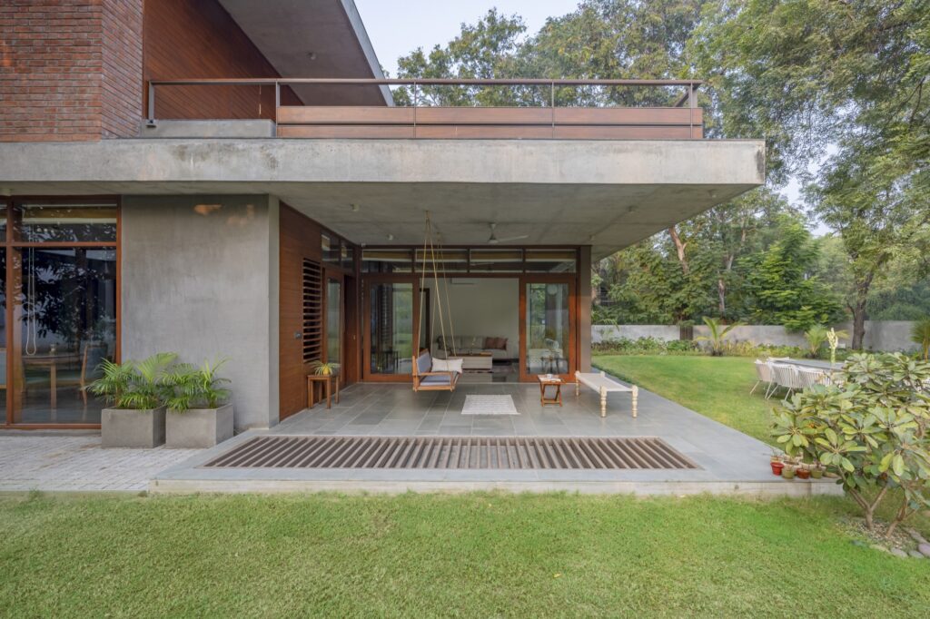 The Mud House - (Katchi Kothi) and Anangpur, Faridabad by Kamath Design ...